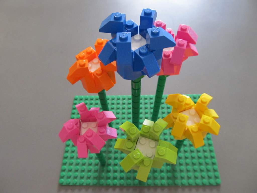 Tuto pour construire facilement une fleur en Lego - ChezlesZ.fr